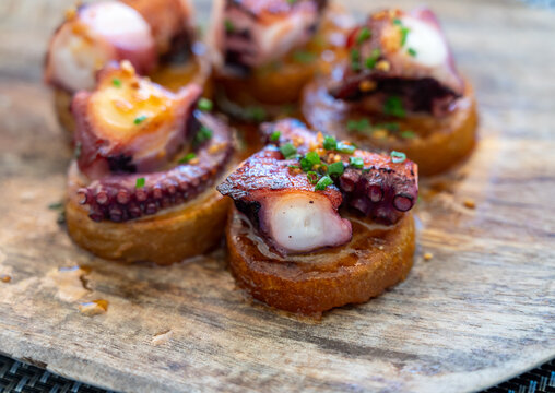 รูปภาพ"Grilled Octopus" – เลือกดูภาพถ่ายสต็อก เวกเตอร์ และวิดีโอ411 ...