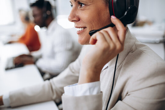 Operator Call-Center Images – Browse 8,236 Stock Photos, Vectors, and ...