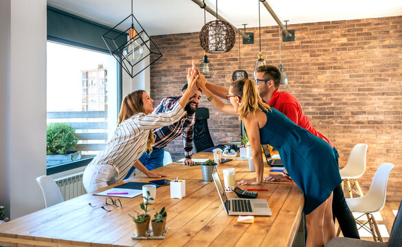 High-Five bilder – Bläddra bland 37,574 stockfoton, vektorer och videor ...