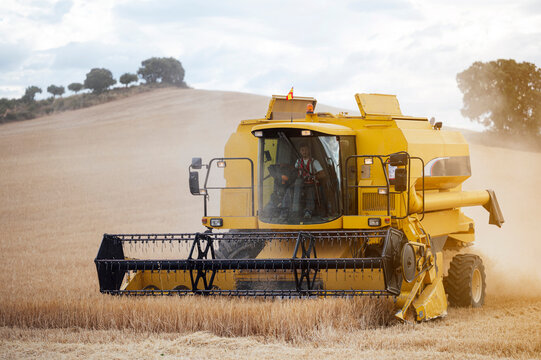 Assemble Images – Browse 1,008,132 Stock Photos, Vectors, and Video ...