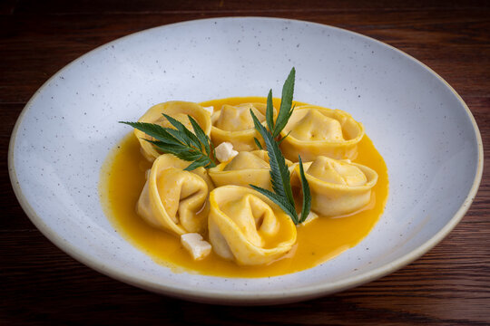 「Capeletinis」の写真素材 | 47件の無料イラスト画像 | Adobe Stock