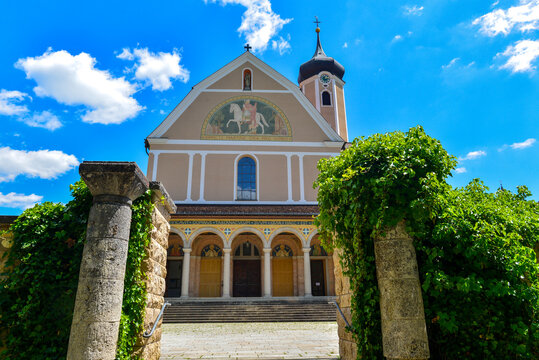 Kirchenfassade bilder – Bläddra bland 1,340 stockfoton, vektorer och ...