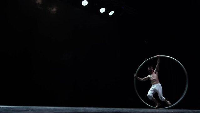 Circus Performer Images – Browse 434,036 Stock Photos, Vectors, and ...