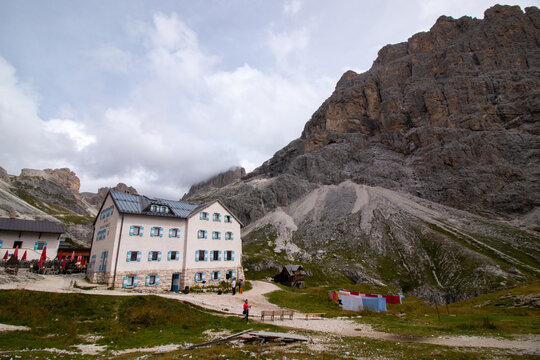 รูปภาพDolomitic – เลือกดูภาพถ่ายสต็อก เวกเตอร์ และวิดีโอ3,996 | Adobe Stock