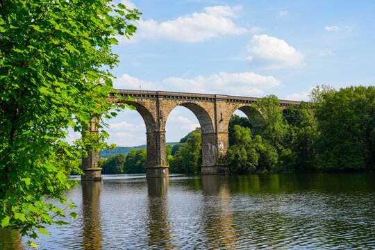 Surrounding Images – Browse 584,947 Stock Photos, Vectors, and Video ...