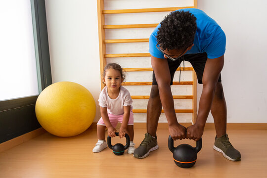 Kids Lifting Weights Bilder – Durchsuchen 3,677 Archivfotos ...