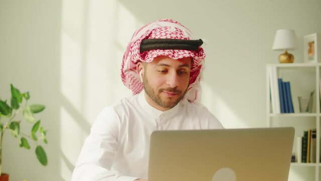 Muslim With Computer Images – Browse 51,523 Stock Photos, Vectors, and ...