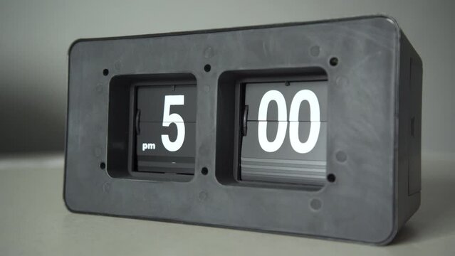 5Pm Bilder – Durchsuchen 177 Archivfotos, Vektorgrafiken und Videos ...