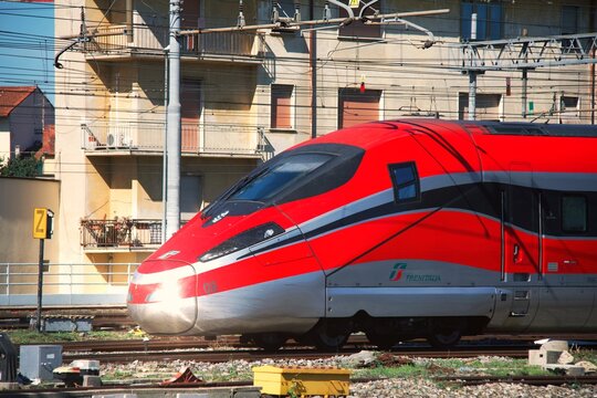รูปภาพFrecciarossa – เลือกดูภาพถ่ายสต็อก เวกเตอร์ และวิดีโอ233 | Adobe ...