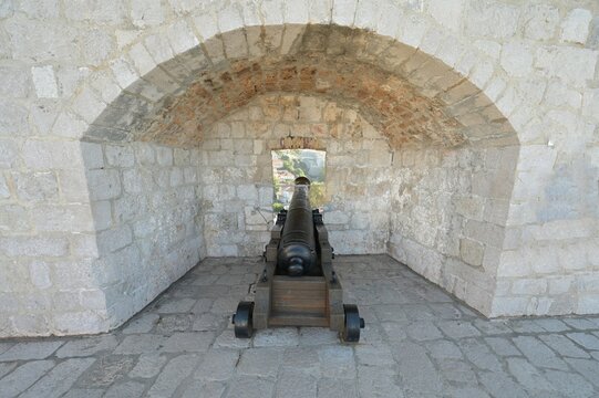 Muzzle-Loading Images – Browse 948 Stock Photos, Vectors, and Video | Adobe Stock