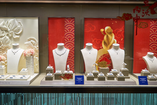 Jewelry Window Display Ideas