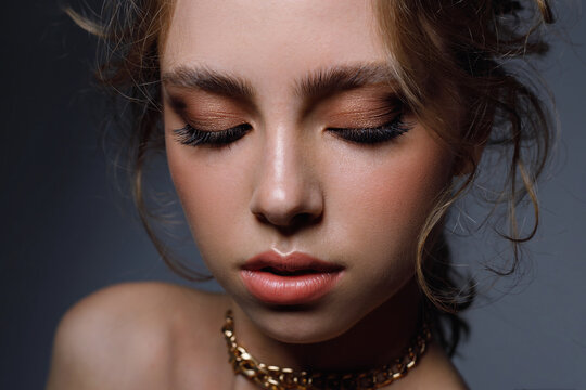 Decollete Bilder – Durchsuchen 24,679 Archivfotos, Vektorgrafiken und ...