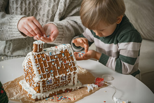 Gingerbread House Kids Images – Browse 5,764 Stock Photos, Vectors, and ...