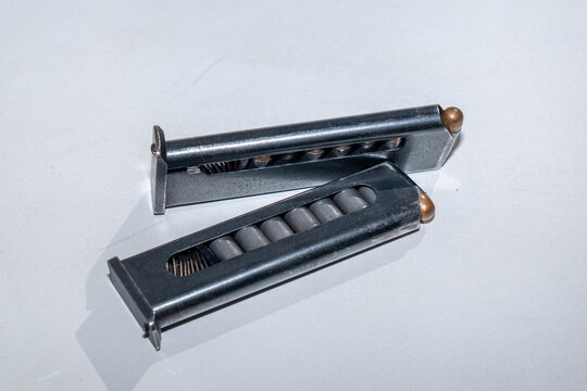 Afbeeldingen over "Makarov Pistol" – Blader in stockfoto's, vectoren en ...