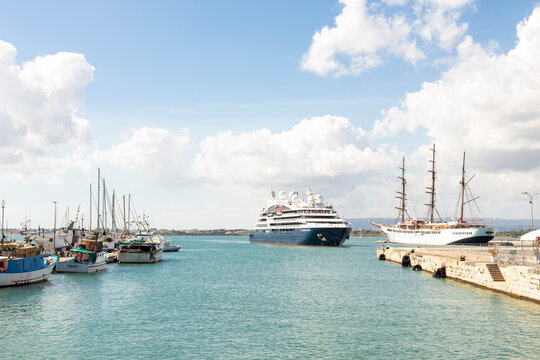 Larboard bilder – Bläddra bland 1,700 stockfoton, vektorer och videor ...
