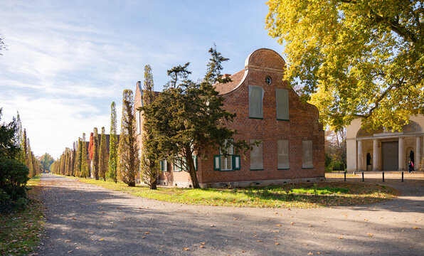 Etablissement Bilder – Durchsuchen 848 Archivfotos, Vektorgrafiken und Videos | Adobe Stock