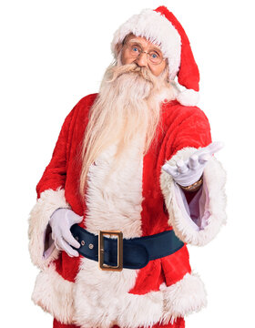 Traditional Santa Bilder – Durchsuchen 360,835 Archivfotos ...