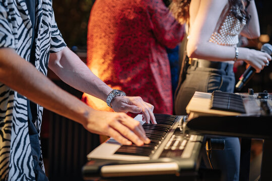 Keyboardist Bilder – Durchsuchen 2,954 Archivfotos, Vektorgrafiken und ...
