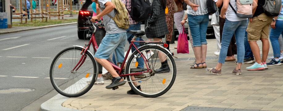 Gehsteig Bilder – Durchsuchen 227,260 Archivfotos, Vektorgrafiken und ...