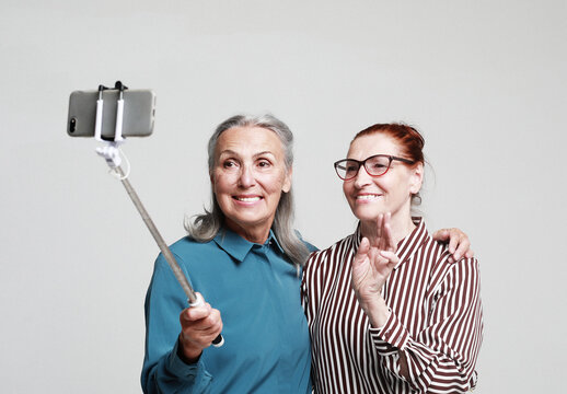 "Older Women" Bilder – Durchsuchen 603 Archivfotos, Vektorgrafiken und ...