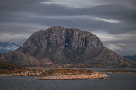 「Torghatten」の写真素材 | 901件の無料イラスト画像 | Adobe Stock