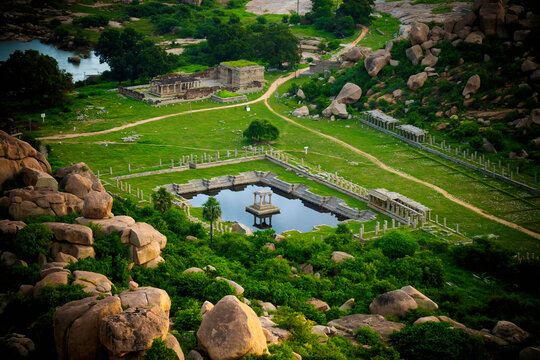 Afbeeldingen over "Hampi Ruins" – Blader in stockfoto's, vectoren en ...
