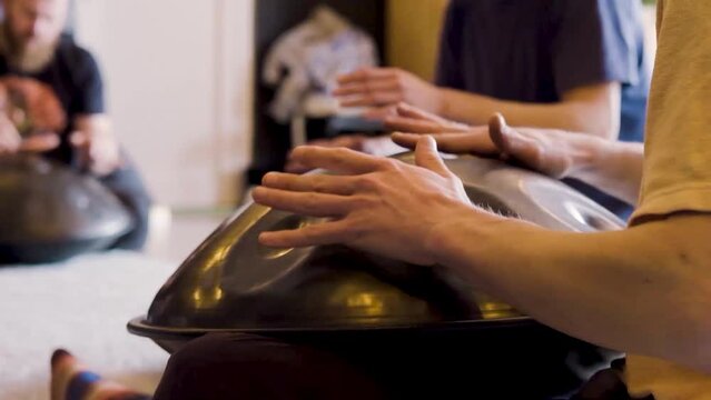 Handpan Bilder – Durchsuchen 1,251 Archivfotos, Vektorgrafiken und ...