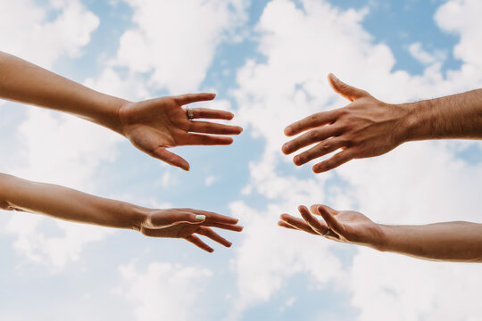 "Reaching Hands" Bilder – Durchsuchen 144 Archivfotos, Vektorgrafiken ...