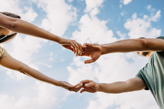 "Reaching Hands" Bilder – Durchsuchen 144 Archivfotos, Vektorgrafiken ...