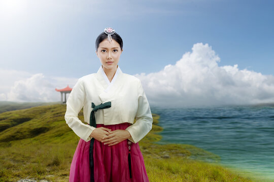 Korean Woman Hanbok Images – Browse 5,308 Stock Photos, Vectors, and ...