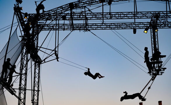 Trapeze Silhouette Bilder – Durchsuchen 711 Archivfotos, Vektorgrafiken ...