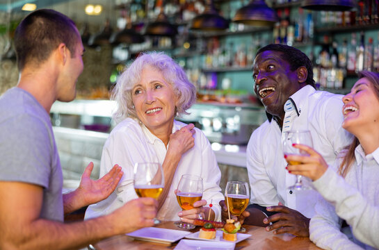 Get-Together bilder – Bläddra bland 6,919 stockfoton, vektorer och ...