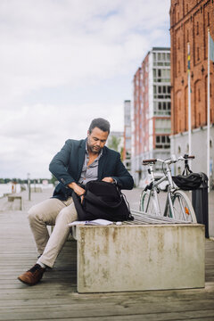 Seeking Images – Browse 2,642,016 Stock Photos, Vectors, and Video ...