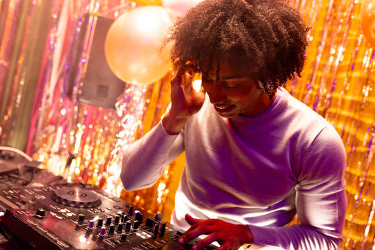 รูปภาพEntertained – เลือกดูภาพถ่ายสต็อก เวกเตอร์ และวิดีโอ4,247,429 ...