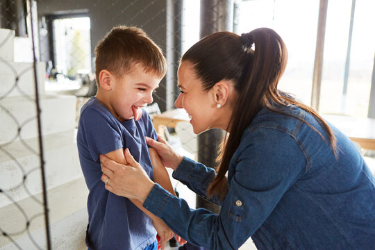 Silly Mom Bilder – Durchsuchen 1,676 Archivfotos, Vektorgrafiken und ...