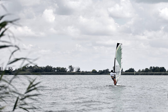 รูปภาพSailboarding – เลือกดูภาพถ่ายสต็อก เวกเตอร์ และวิดีโอ49,954 ...
