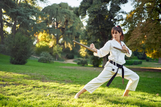 Tonfa bilder – Bläddra bland 755 stockfoton, vektorer och videor ...