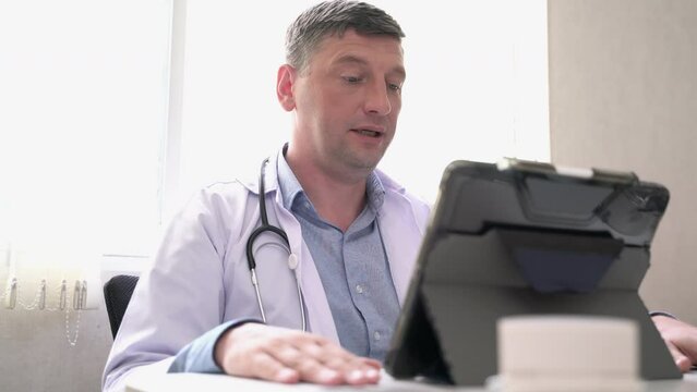 Teleconsultation Images – Browse 1,192 Stock Photos, Vectors, and Video ...