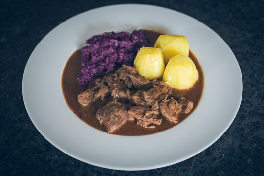 Kalbsgulasch-Bilder: Stock-Fotos & -Videos. | Adobe Stock