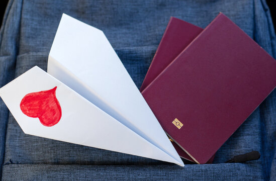 Paper Airplane Heart Images – Browse 3,894 Stock Photos, Vectors, and ...