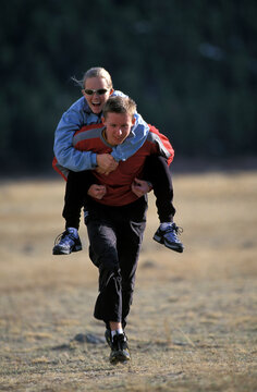 Huckepack Bilder – Durchsuchen 13,720 Archivfotos, Vektorgrafiken und ...