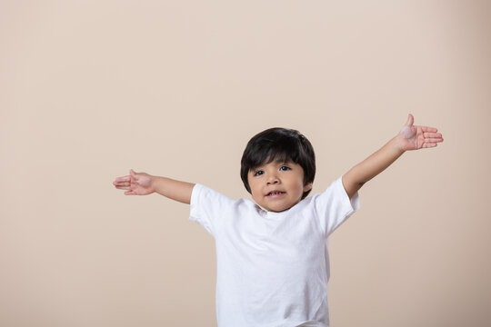 Kid Open Arms Bilder – Durchsuchen 18,149 Archivfotos, Vektorgrafiken ...