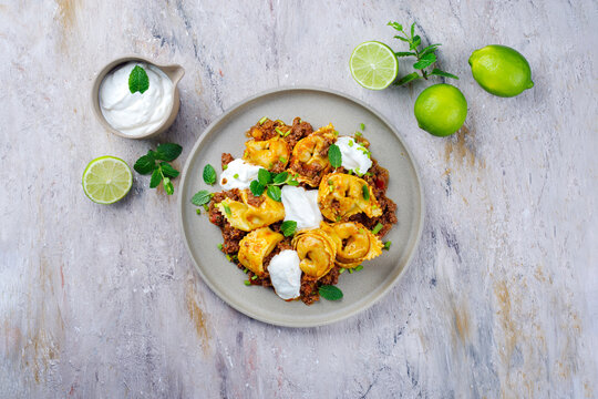 Teigtasche bilder – Bläddra bland 946 stockfoton, vektorer och videor ...