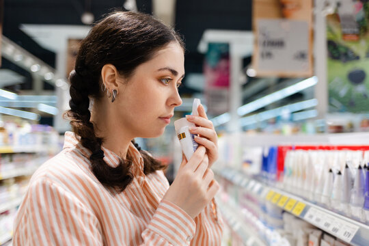 Person Sniffing Bilder – Durchsuchen 15,160 Archivfotos, Vektorgrafiken ...