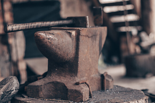 รูปภาพblacksmithing เลือกดูภาพถ่ายสต็อก เวกเตอร์ และวิดีโอ75 595