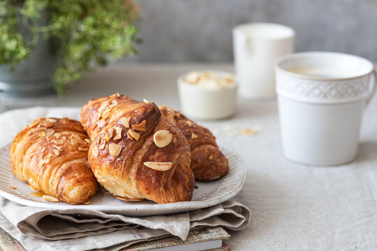 Mandel-Croissant Bilder – Durchsuchen 7,109 Archivfotos, Vektorgrafiken ...