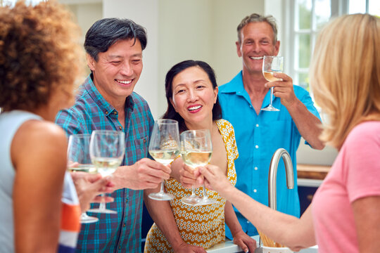 รูปภาพ"Making A Toast" – เลือกดูภาพถ่ายสต็อก เวกเตอร์ และวิดีโอ3,161 ...