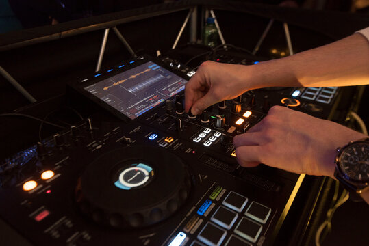 รูปภาพdiskjockey เลือกดูภาพถ่ายสต็อก เวกเตอร์ และวิดีโอ398 Adobe Stock