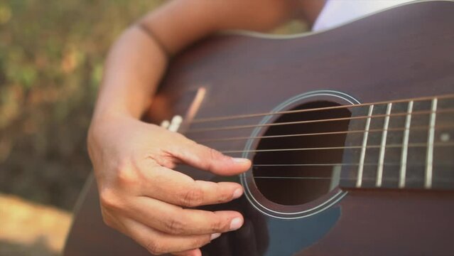 Strumming Bilder – Durchsuchen 17,864 Archivfotos, Vektorgrafiken und ...