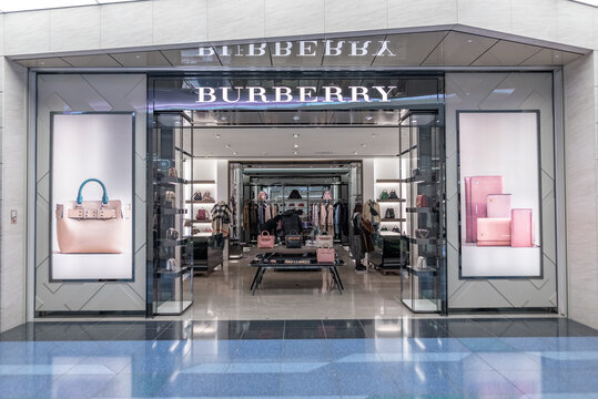 Burberry Bilder – Durchsuchen 880 Archivfotos, Vektorgrafiken und ...